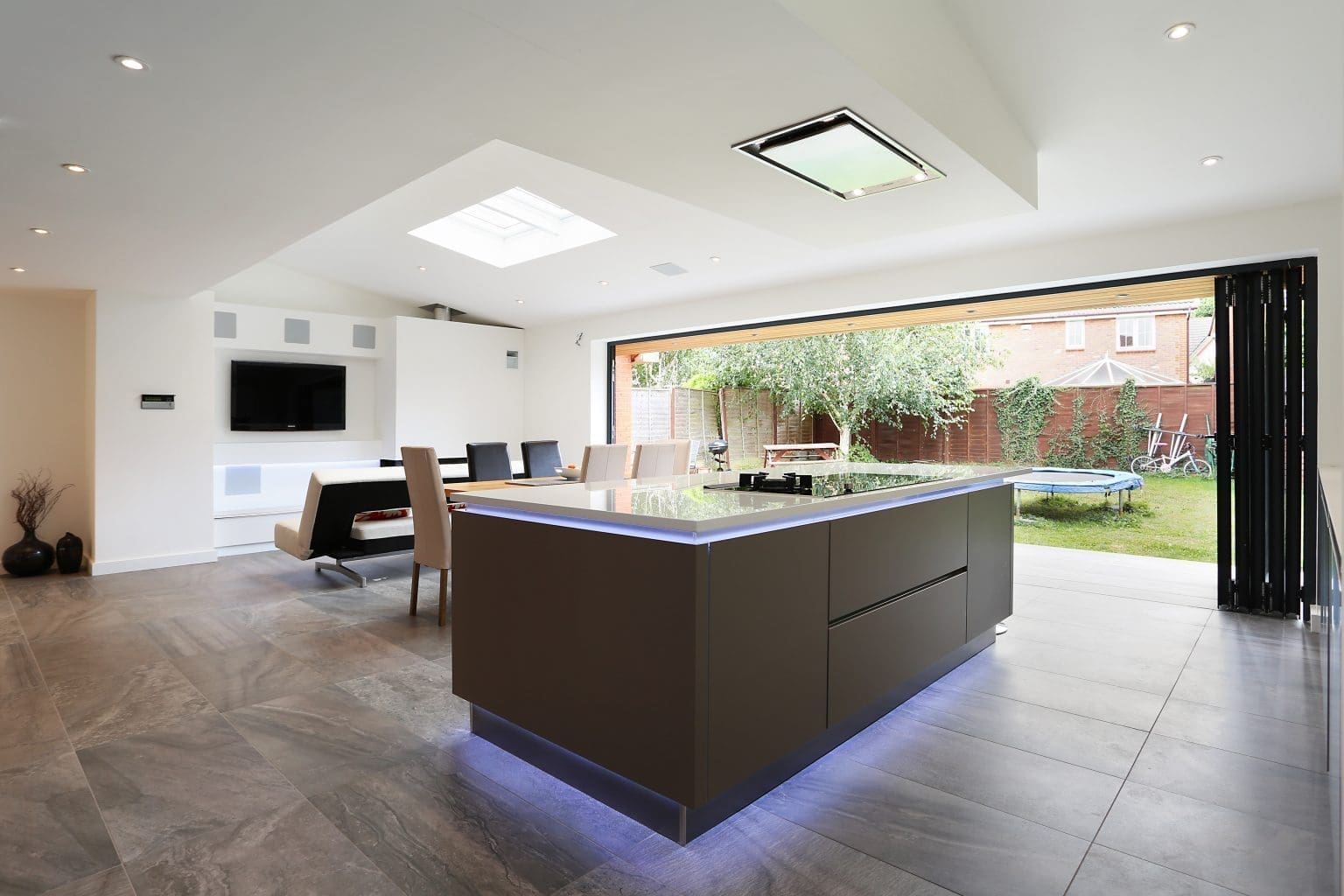 Floating Kitchen Island Ideas, Sizes and Layout Guide